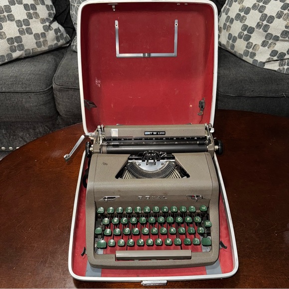 Royal | Office | Vintage Royal Quiet De Luxe Portable Typewriter Brown ...